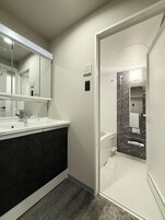 Apartamento com design assinado, sacada | Banheiro | Banheira e chuveiro separados, secador de cabelo, chinelos 