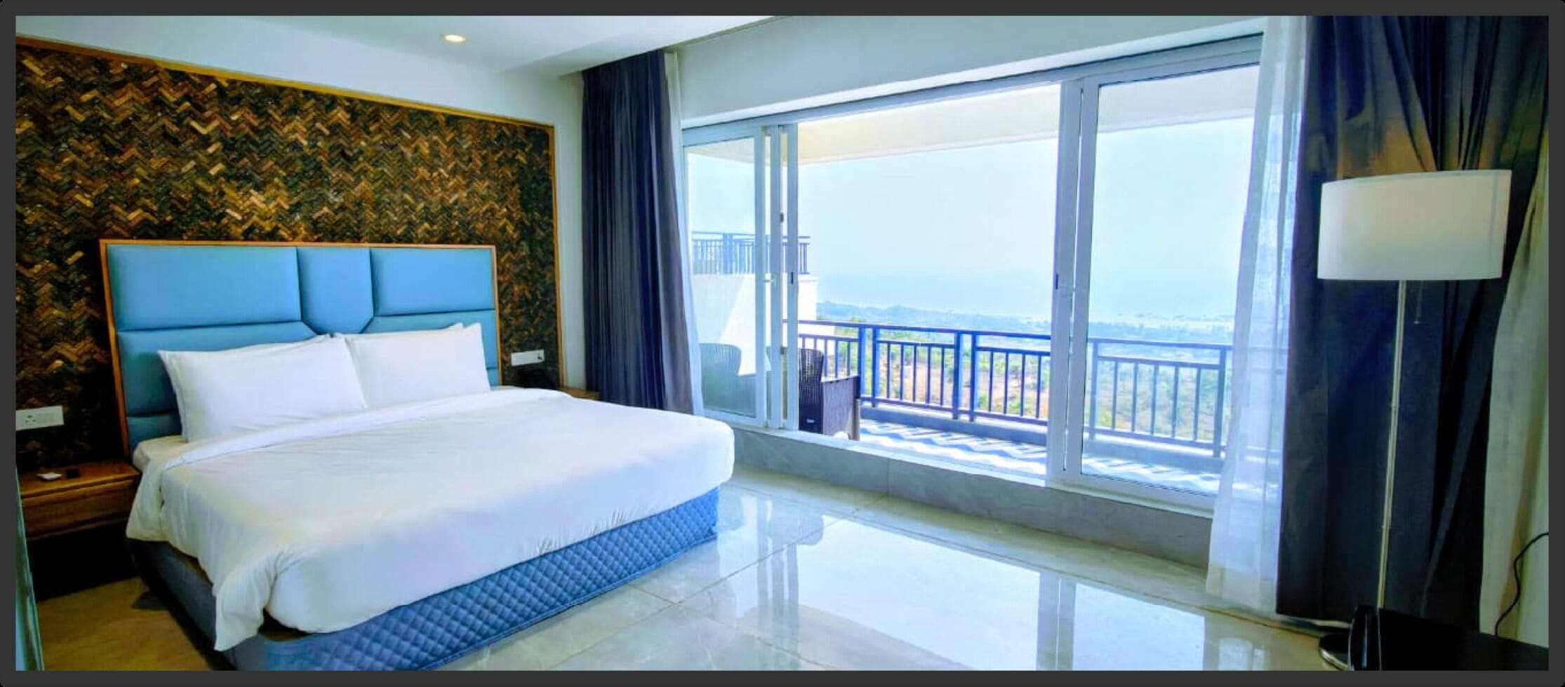 Sea View king Balcony suite | Roupa de alta qualidade, edredões de penas, camas de colchão pillowtop 