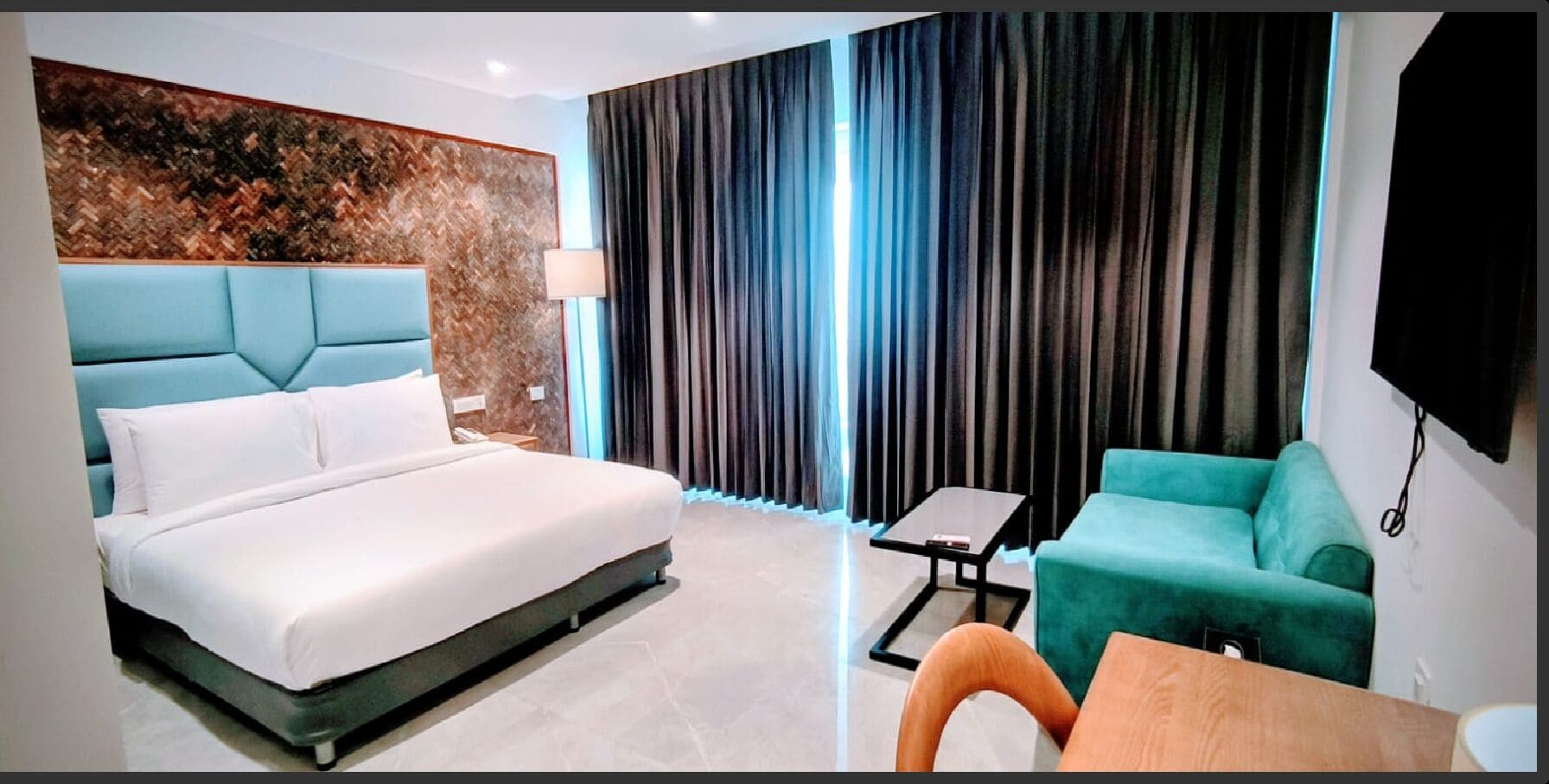  Sea View King Balcony Room | Roupa de alta qualidade, edredões de penas, camas de colchão pillowtop 