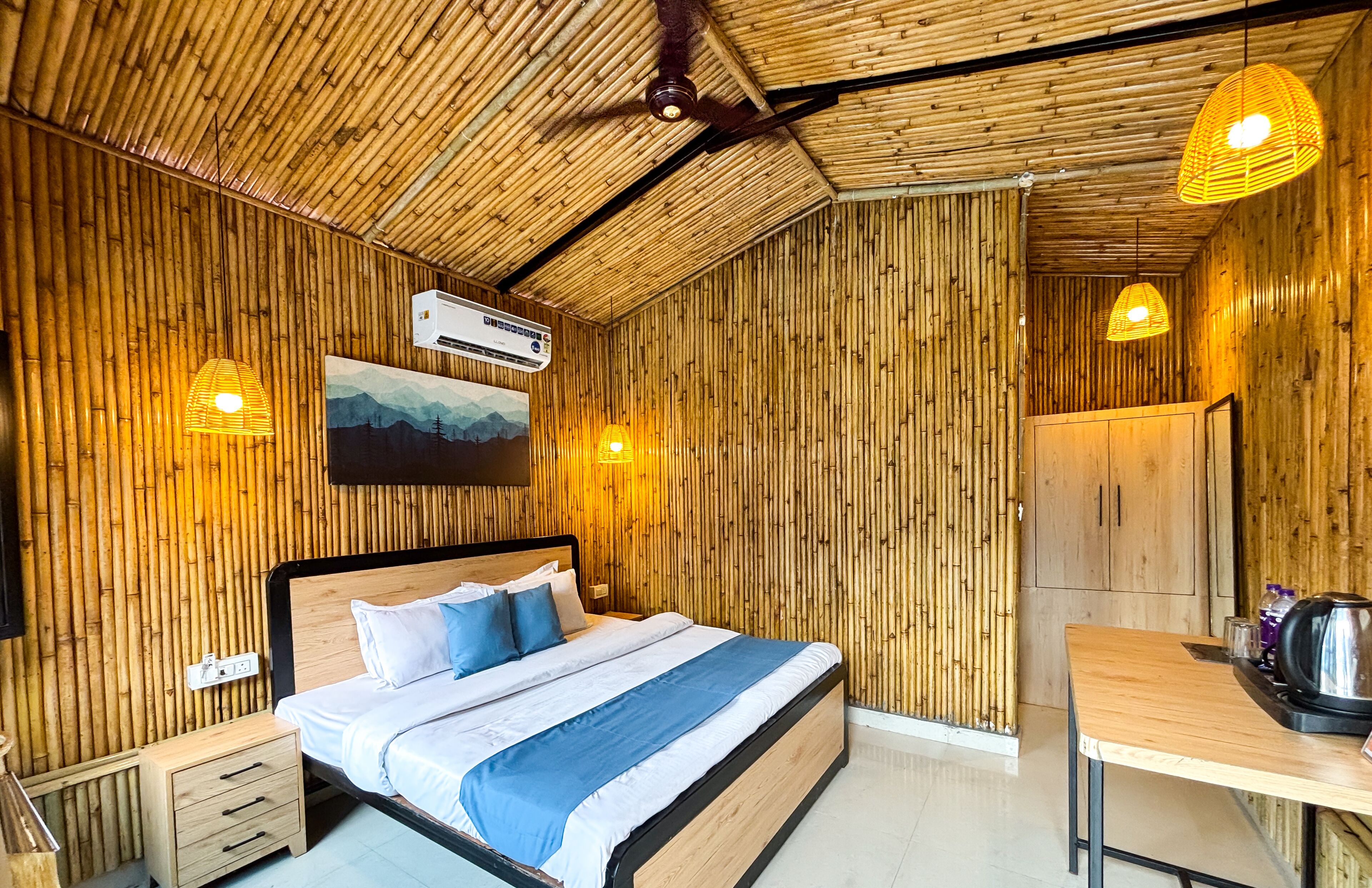 Quarto com cama, mesa de cabeceira e guarda-roupa de madeira.