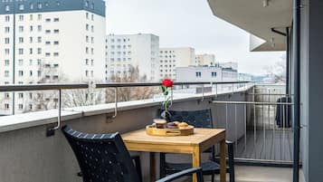 Apartamento superior, vista para a cidade | Sacada