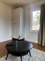 Casa de Campo Básica, vista para a montanha | Sala de estar | Televisor de ecrã plano de 63 polegadas com canais via satélite 