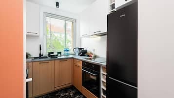 Apartamento superior, vista para a cidade | Cozinha privada | Geladeira grande, micro-ondas, fogão, cooktop
