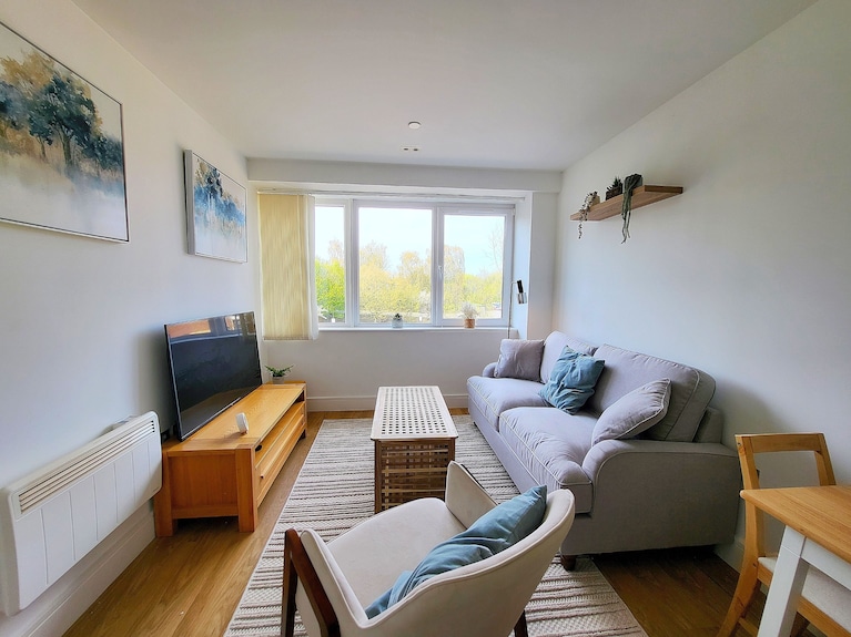 1 Min Drive To Train, 10 To Warner Bro's - 沃特福德