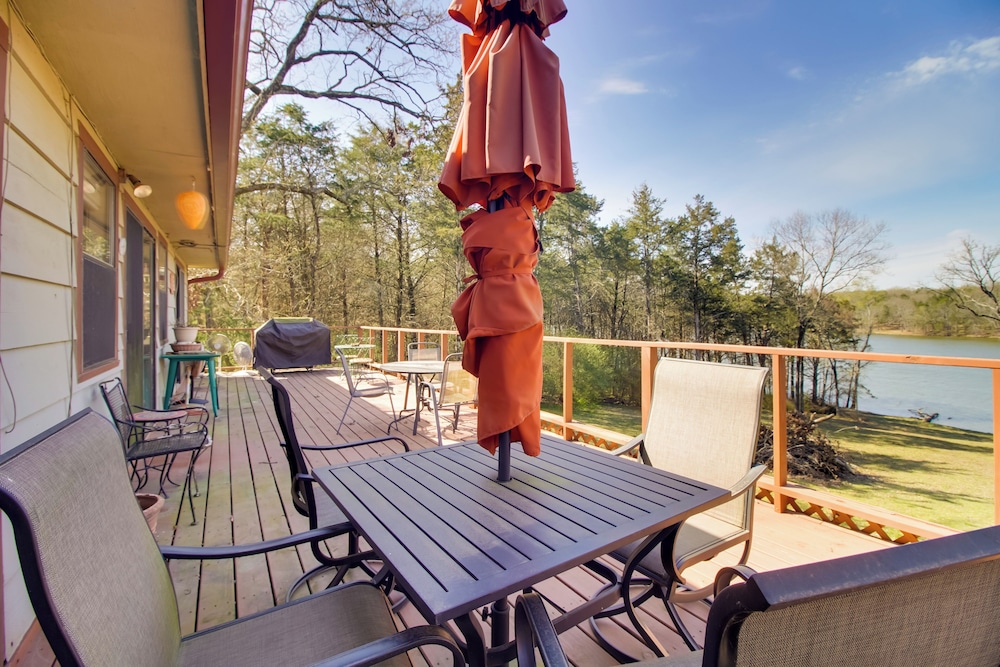 Dock & Water-view Deck: Home On Lake Dardanelle - Mount Magazine State Park, Paris