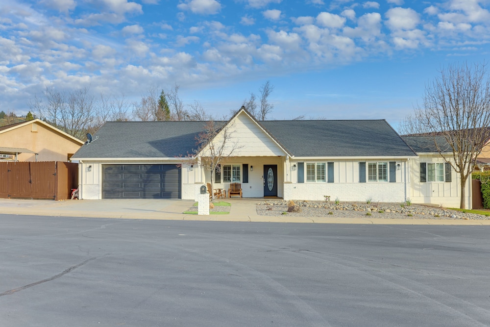 Walk Downtown: Remodeled Home In Murphys W/ Yard! - Murphys, CA