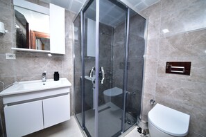 Penthouse Familiar, varanda, vista para o jardim | Casa de banho | Um polibã, um secador de cabelo, chinelos, toalhas fornecidas 