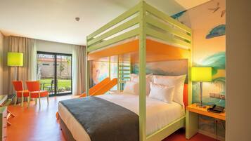 Quarto com uma cama de solteiro, uma escrivaninha com cadeira, uma luminária e vista para o exterior.
