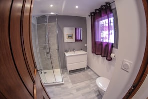 Quarto clássico, vista para o jardim | Banheiro | Secador de cabelo, toalhas de banho, sabonete, papel higiênico