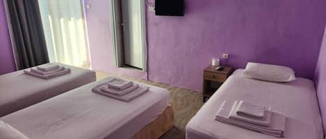 Quarto triplo, sacada, vista para a cidade | Wi-Fi de cortesia, roupa de cama