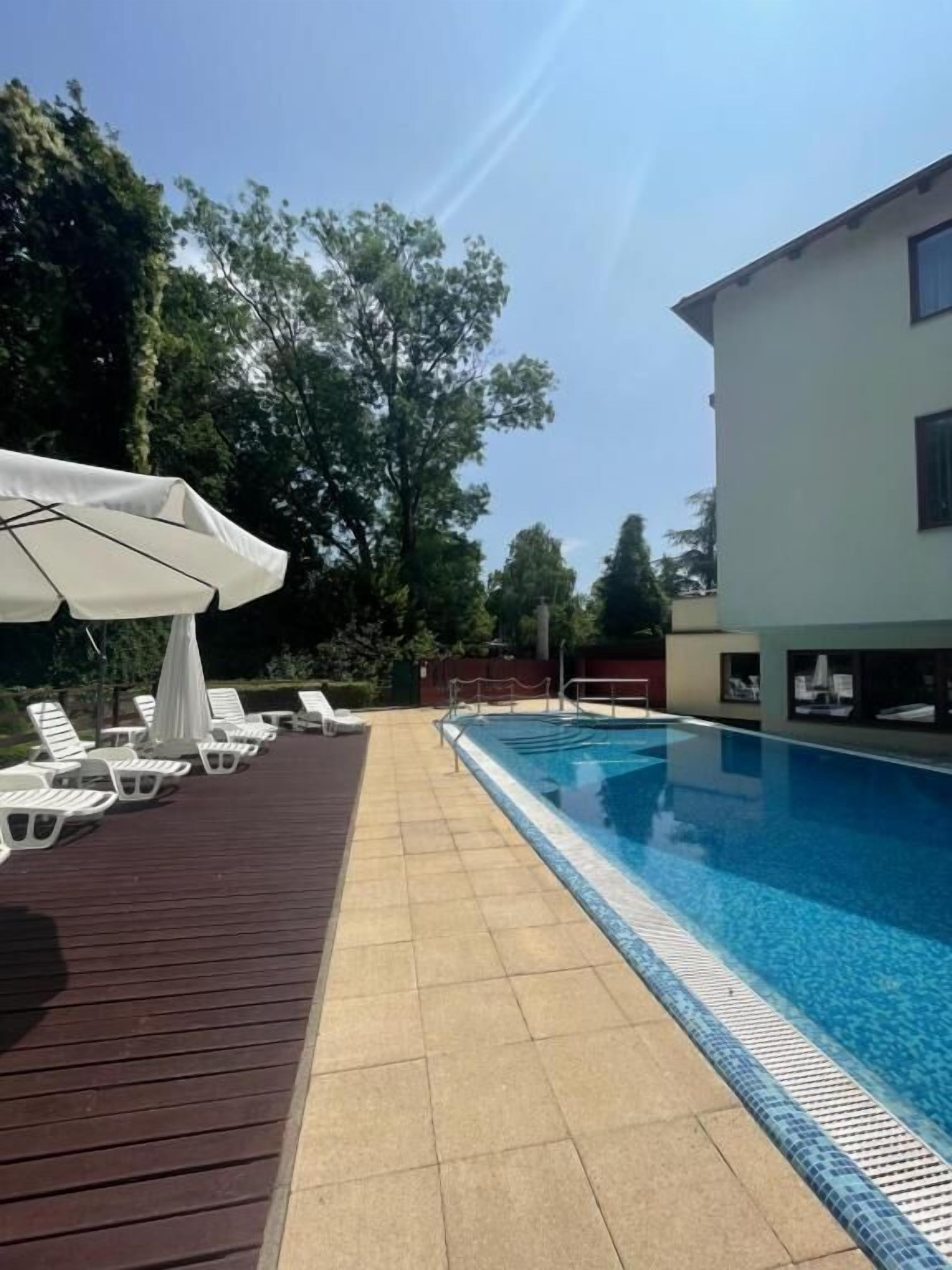 Terraço com espreguiçadeiras