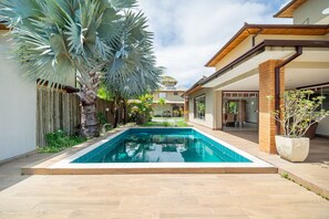 Casa Deluxe, 4 quartos, ar condicionado | Piscina | Piscina interior, piscina exterior, da(s) 9:00 à(s) 19:00, guarda-sóis 