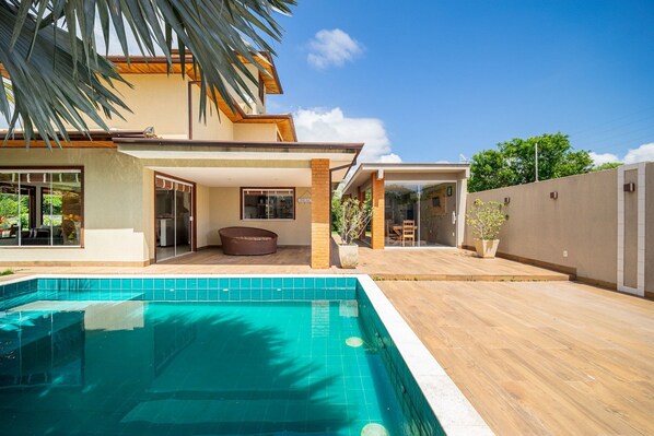 Casa Deluxe, 4 quartos, ar condicionado | Piscina | Piscina interior, piscina exterior, da(s) 9:00 à(s) 19:00, guarda-sóis 
