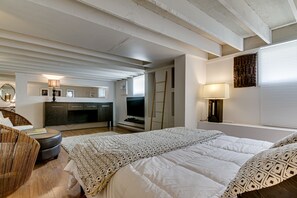 Quarto família | Roupas de cama premium, edredons de pluma, Wi-Fi de cortesia