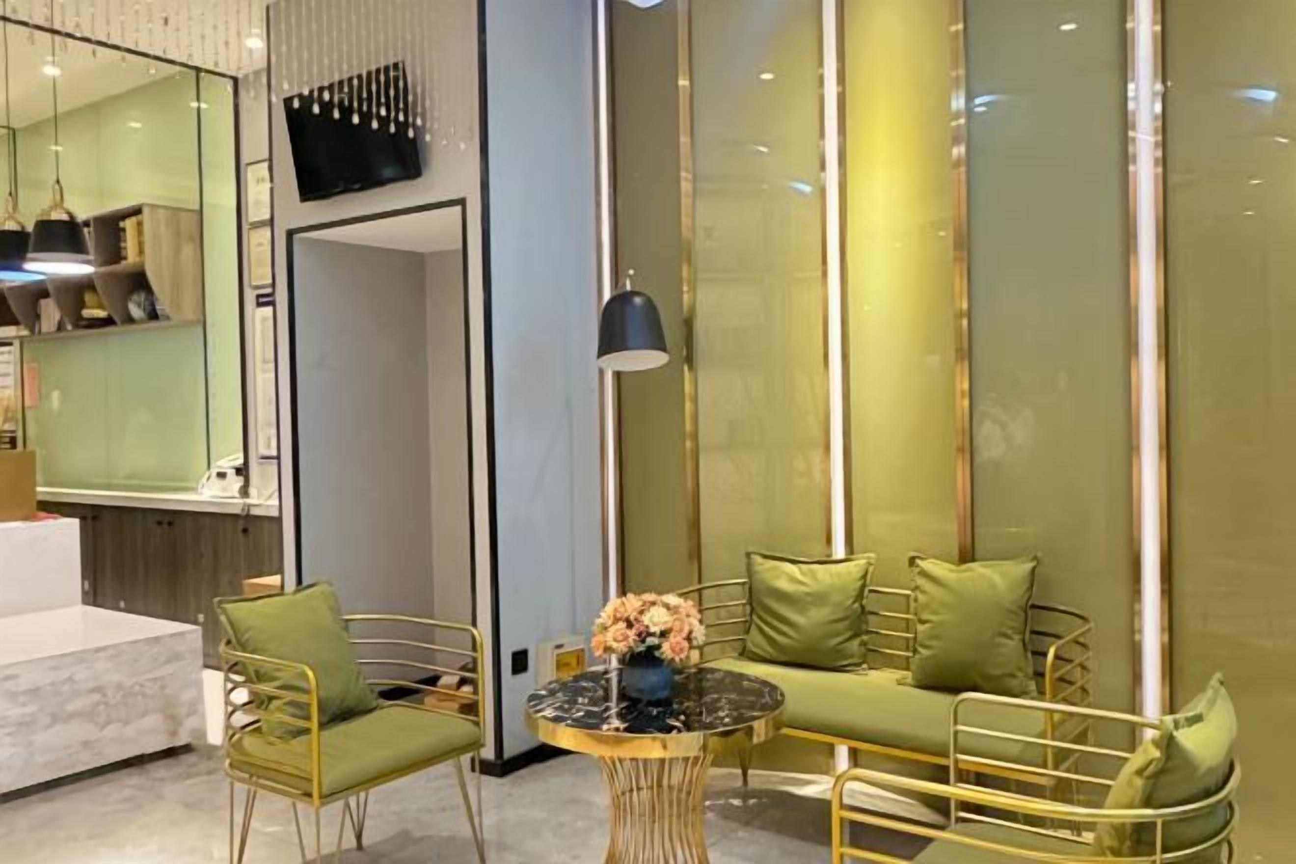 Um interior moderno com um conjunto de sofás, uma mesa de centro e uma televisão fixada na parede.