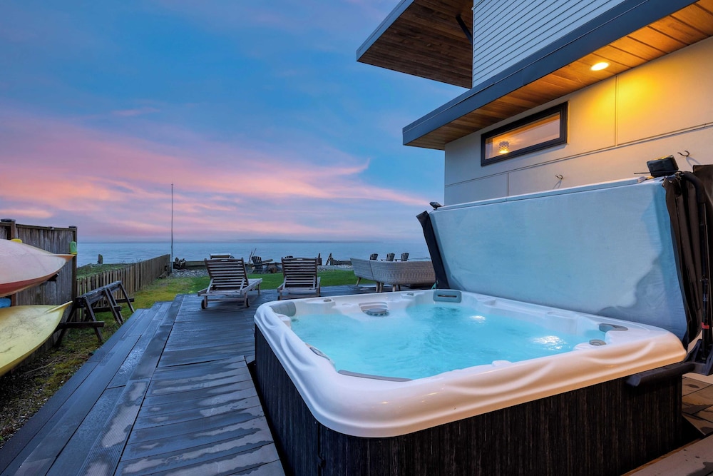 Chic Whidbey Island Waterfront Home W/ Hot Tub, Firepits + Views - Port Townsend, WA