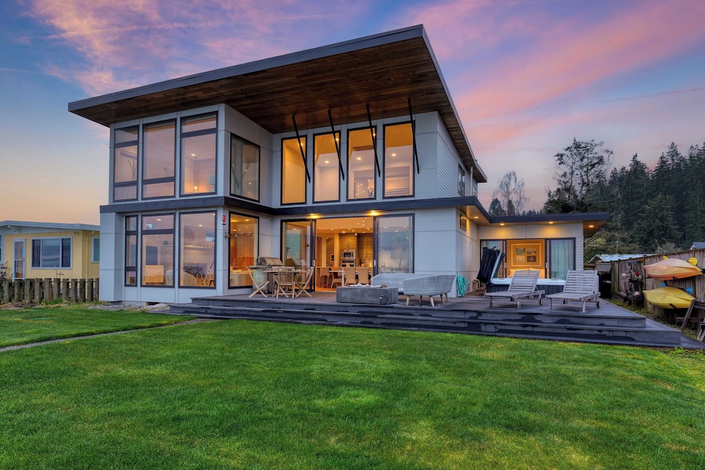 Chic Whidbey Island Waterfront Home W/ Hot Tub, Firepits + Views - Whidbey Island, WA