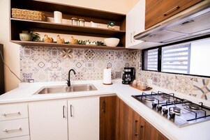 Casa luxo | Cozinha privada | Geladeira, micro-ondas, fogão, lava-louças