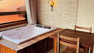 Quarto Duplo Romântico, banheira de hidromassagem | Minibar, Wi-fi grátis, roupa de cama fornecida