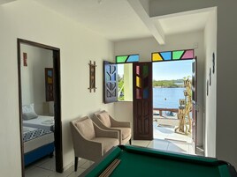 Casa Standard, vista para o mar | Sala | Smart TV de 32 polegadas com canais por cabo 