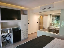 Roupas de cama premium, cofres nos quartos, escrivaninha