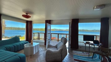 Casa Panorâmica, 2 quartos, varanda, vista para o lago | Sala de estar | Smart TV de 40 polegadas com canais digitais