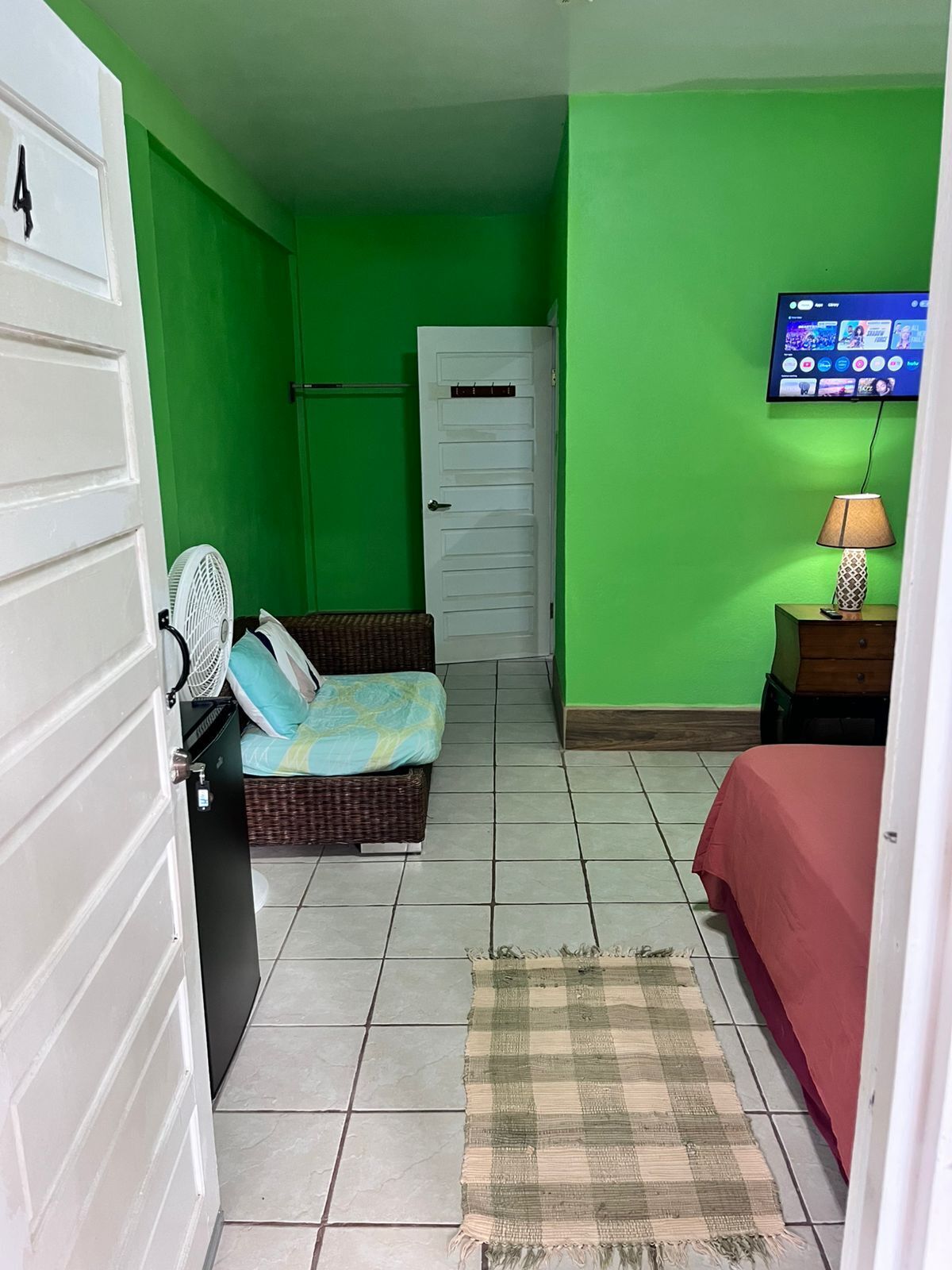 Quarto Individual Básico | Cofre no quarto, Wi-fi grátis, roupa de cama fornecida 