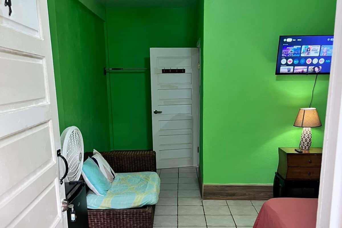 Quarto Individual Básico | Cofre no quarto, Wi-fi grátis, roupa de cama fornecida