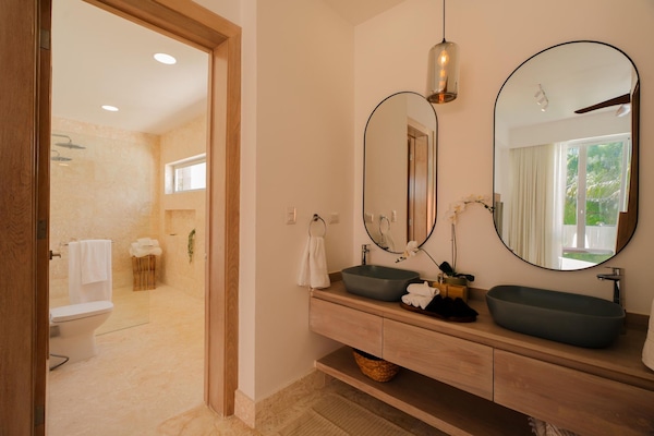 Modern 6 Bdr Golf Front Villa In Luxury Beach Resort W Pool And Heated Jacuzziz -