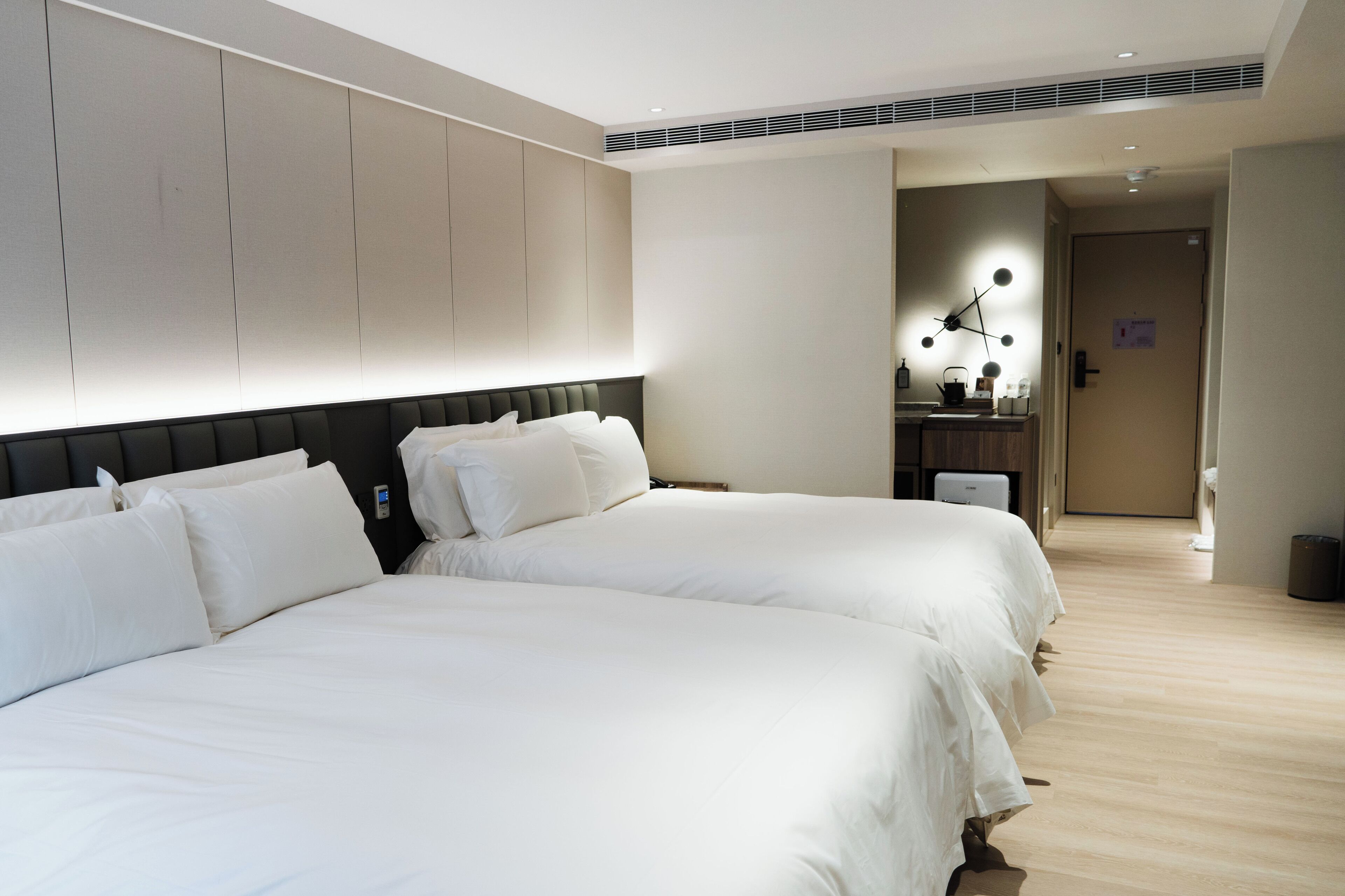 Quarto quádruplo clássico | Quartos à prova de som, Wi-Fi de cortesia, roupa de cama