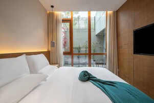 Quarto casal conforto, varanda, vista para o pátio | Escrivaninha, cortinas blackout, Wi-Fi de cortesia