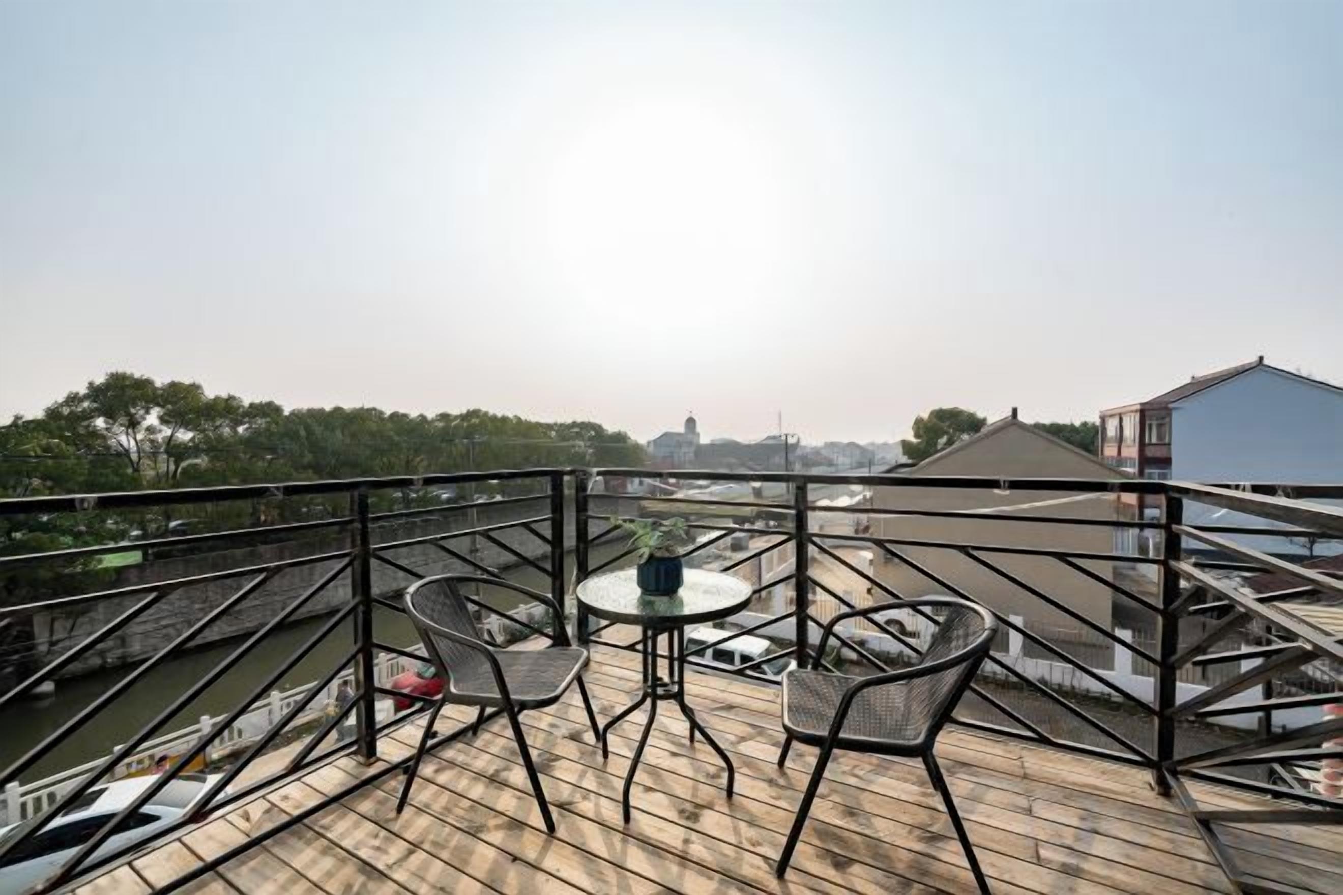 Terraço no terraço com mesa e cadeiras, com vista para a cidade.
