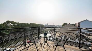 Terraço no terraço com mesa e cadeiras, com vista para a cidade.