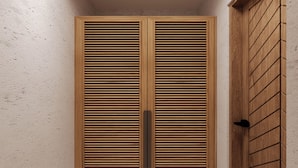 Guarda-roupa de madeira com ripas horizontais, puxador e luminária fixada na parede.