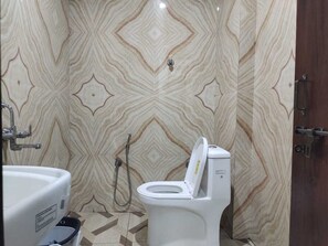 Quarto Duplo Deluxe | Casa de banho | Um polibã, artigos de higiene pessoal grátis, toalhas fornecidas, sabão 