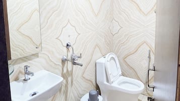 Quarto Duplo Deluxe | Casa de banho | Um polibã, artigos de higiene pessoal grátis, toalhas fornecidas, sabão