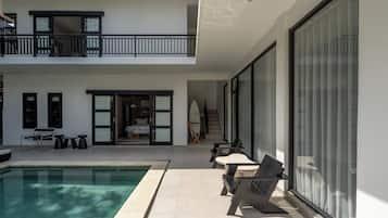 Terraço com espreguiçadeiras