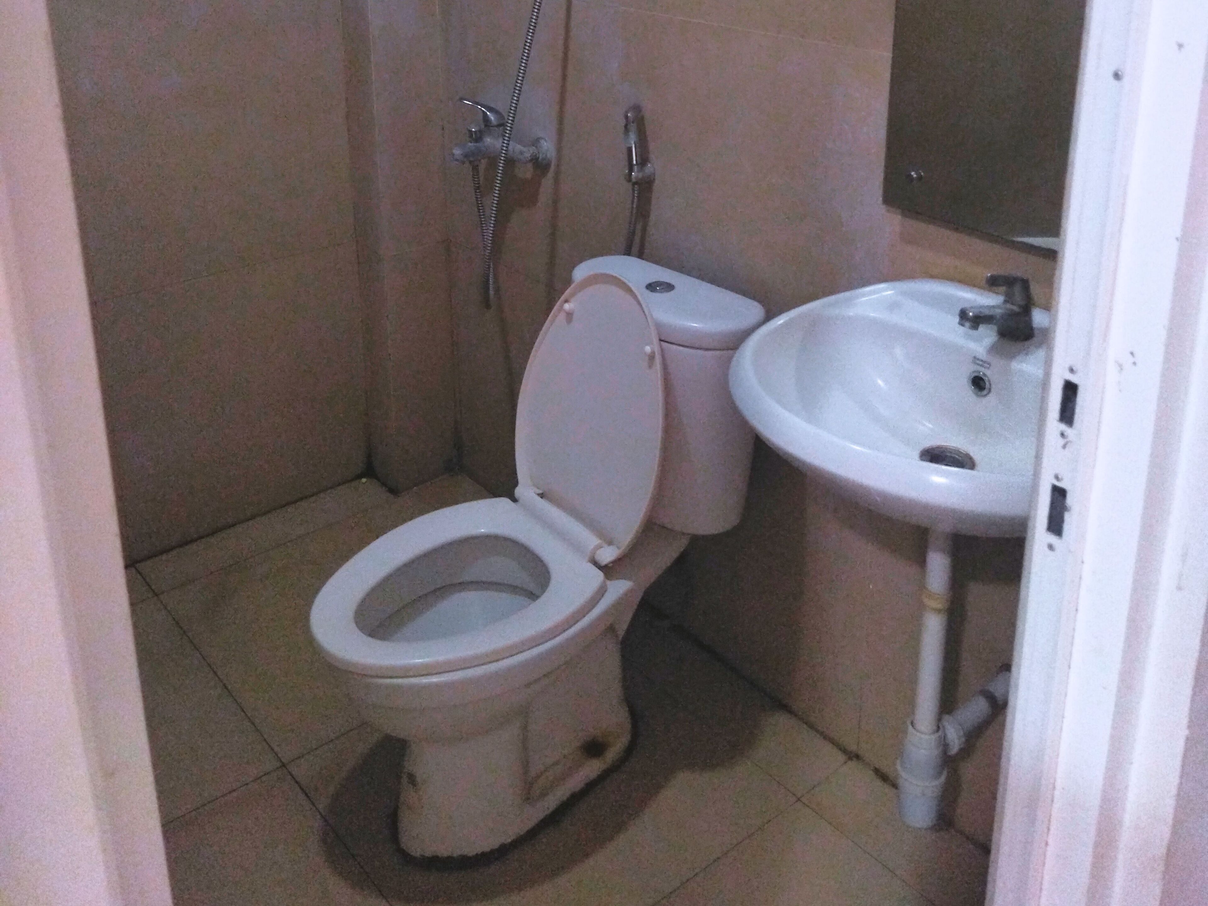 Um banheiro pequeno com vaso sanitário e pia.