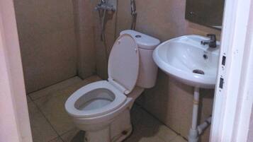 Um banheiro pequeno com vaso sanitário e pia.