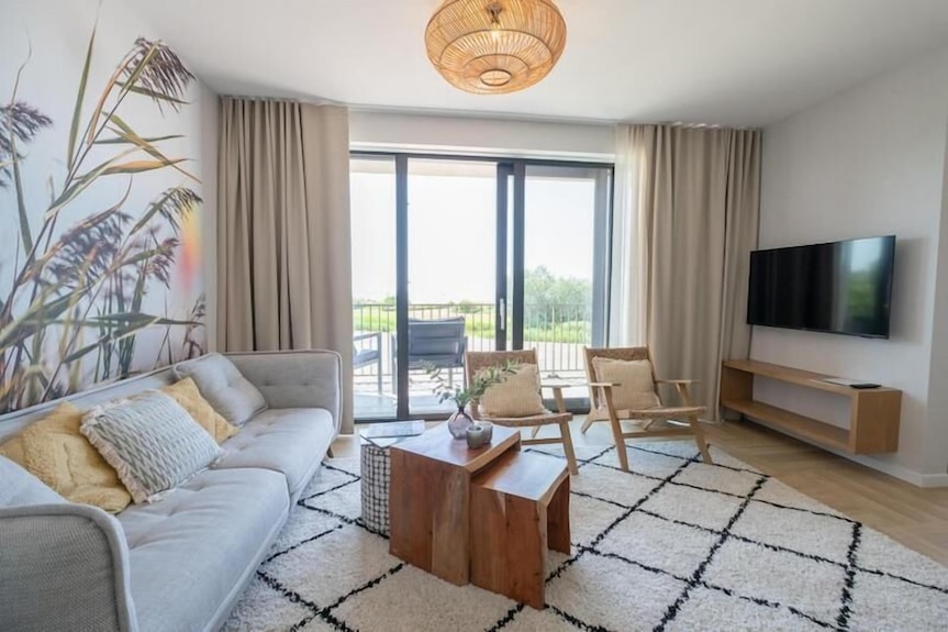 Twee Verdiepingen, Vier Slaapkamers, Sauna En Uitzicht Over Het Ijsselmeer. Ideaal Voor Grote Gezinnen Of Vriendengroepen. - Makkum