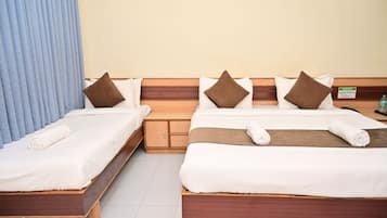 Quarto triplo, sacada, vista para o jardim | Escrivaninha