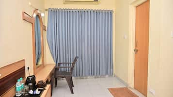 Quarto quádruplo família, 2 camas Queen, sacada, vista para o jardim | Escrivaninha