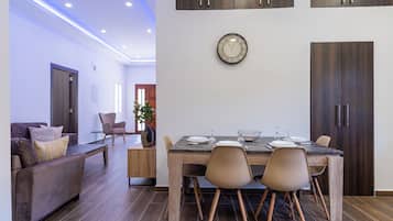 Apartamento Básico, 2 quartos, varanda, Vista para a cidade | Sala de jantar