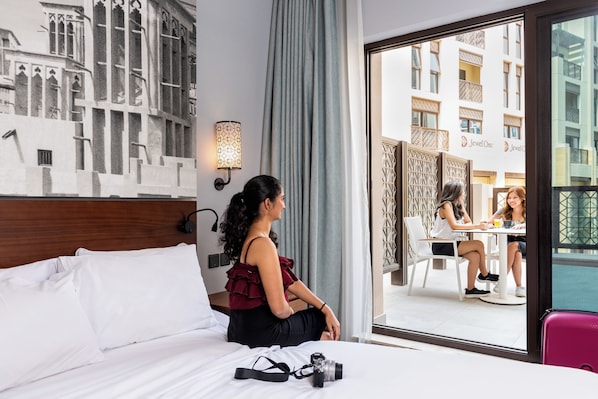 Minibar, cofre no quarto, secretária, ferro/tábua de engomar
