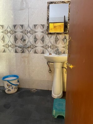 Casa de Campo Deluxe | Casa de banho | Um polibã, toalhas fornecidas, sabão, champô 