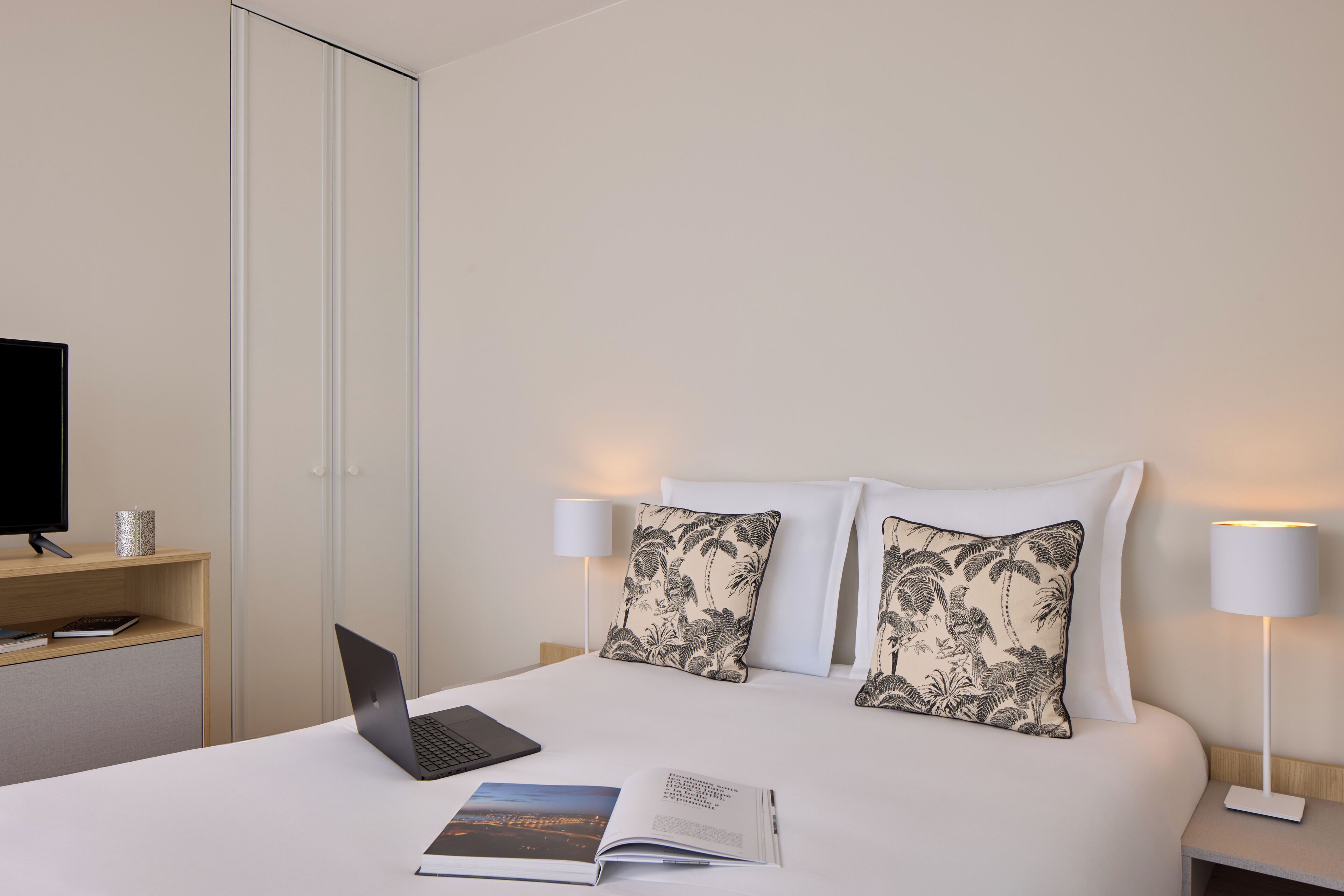 Ferros/tábuas de passar roupa, berços grátis, Wi-Fi de cortesia