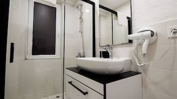 Quarto Triplo Standard | Casa de banho | Um polibã, um secador de cabelo, toalhas fornecidas, sabão