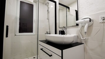 Quarto Triplo Standard | Casa de banho | Um polibã, um secador de cabelo, toalhas fornecidas, sabão 