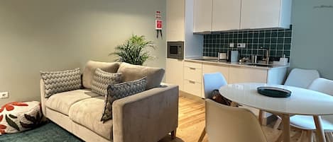 Apartamento conforto, vista para a cidade | Cozinha privada | Frigobar, micro-ondas, cooktop, lava-louças