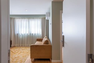 Apartamento Comfort, Vista para a cidade | Sala de estar | TV de ecrã plano 